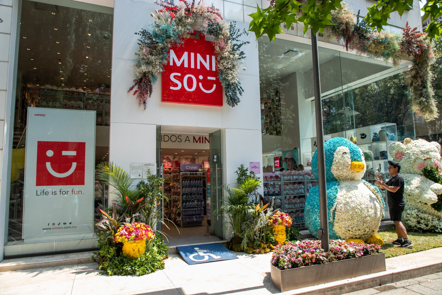 Miniso inunda el festival "Polanco en Flores" con sus icónicos ...