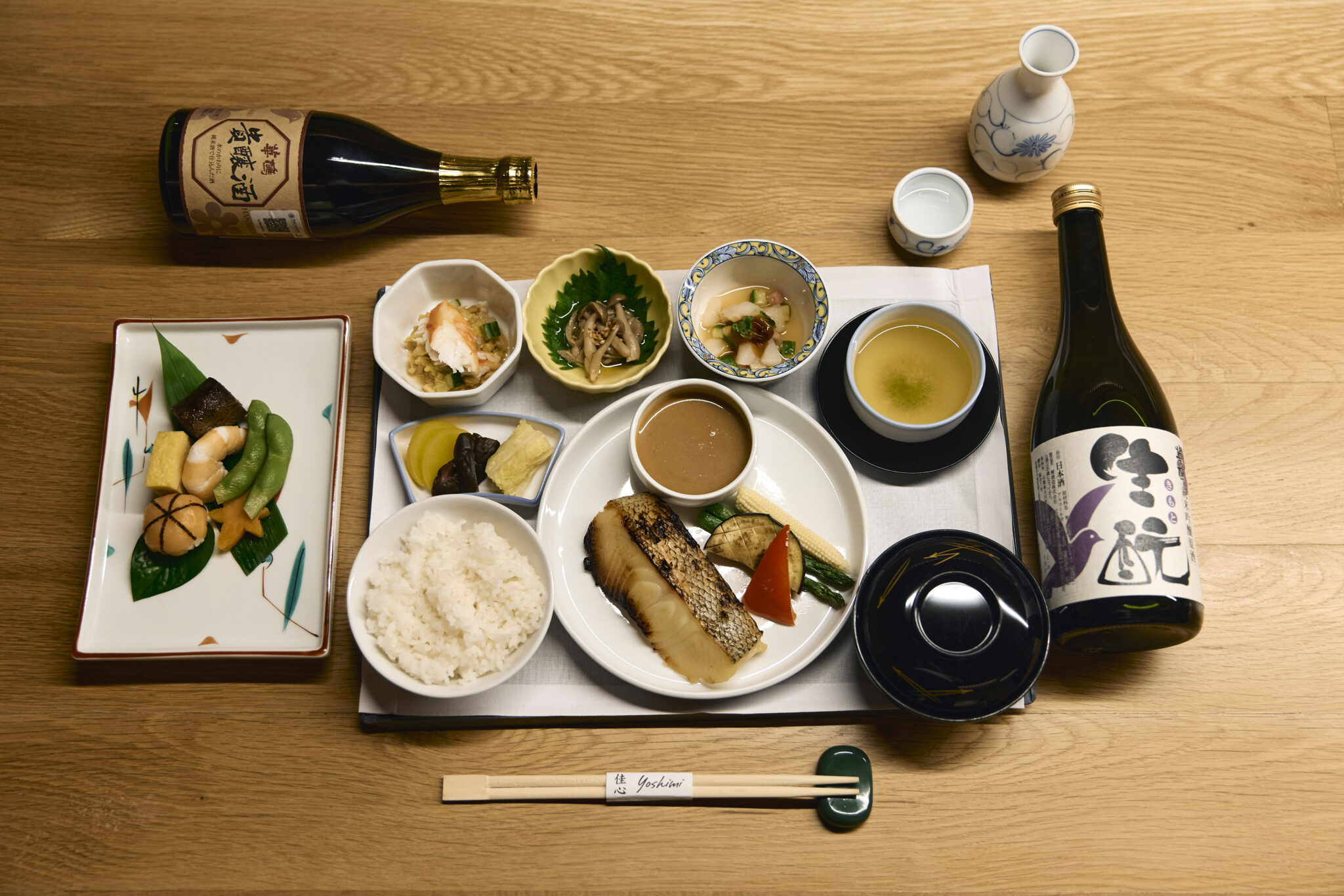 Yoshimi nos ofrece el menú de la cabina Premier One de Aeroméxico. - Maple Space