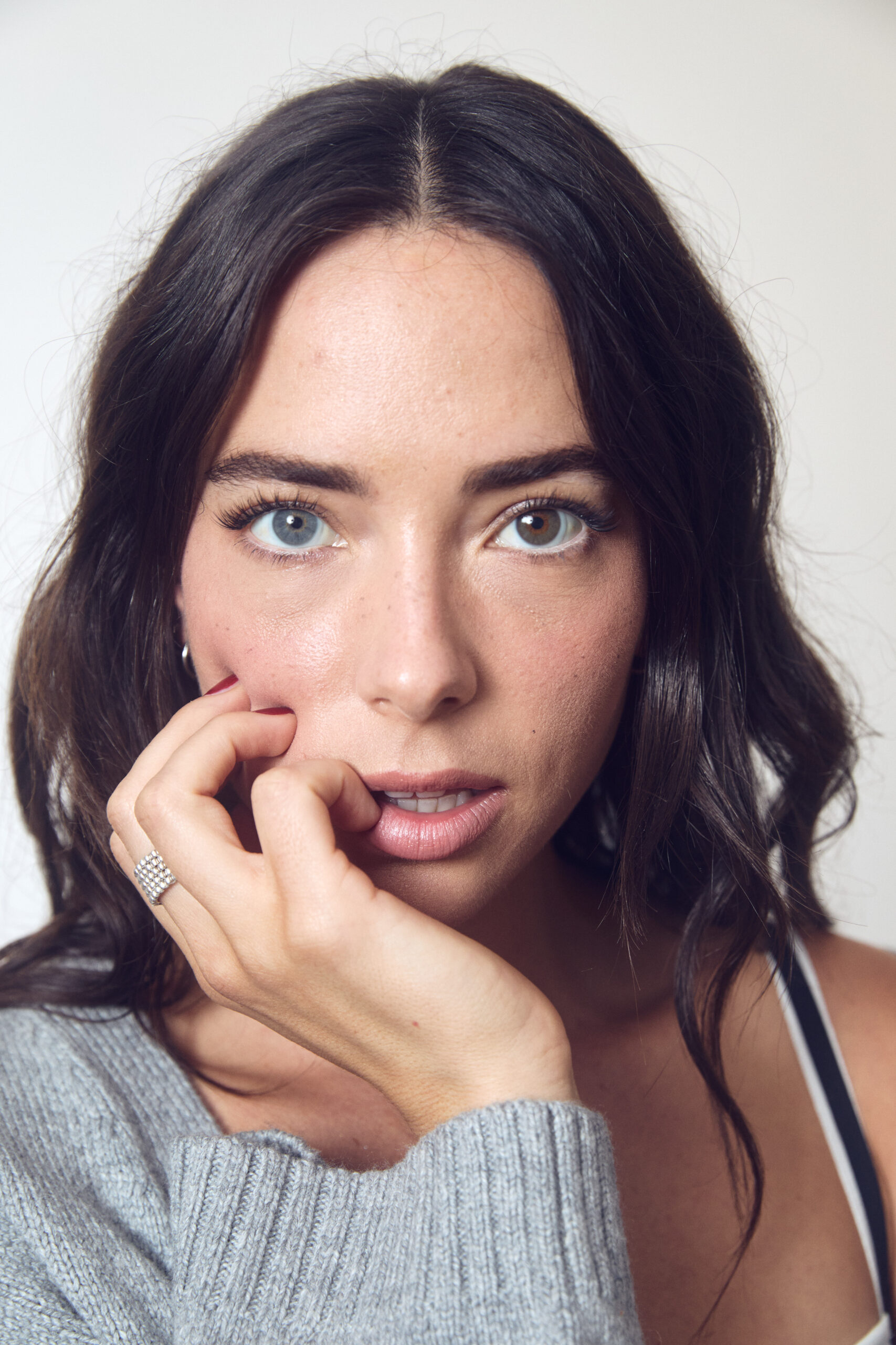 Mariel Molino: Una estrella en ascenso entre dos mundos. - Maple Space