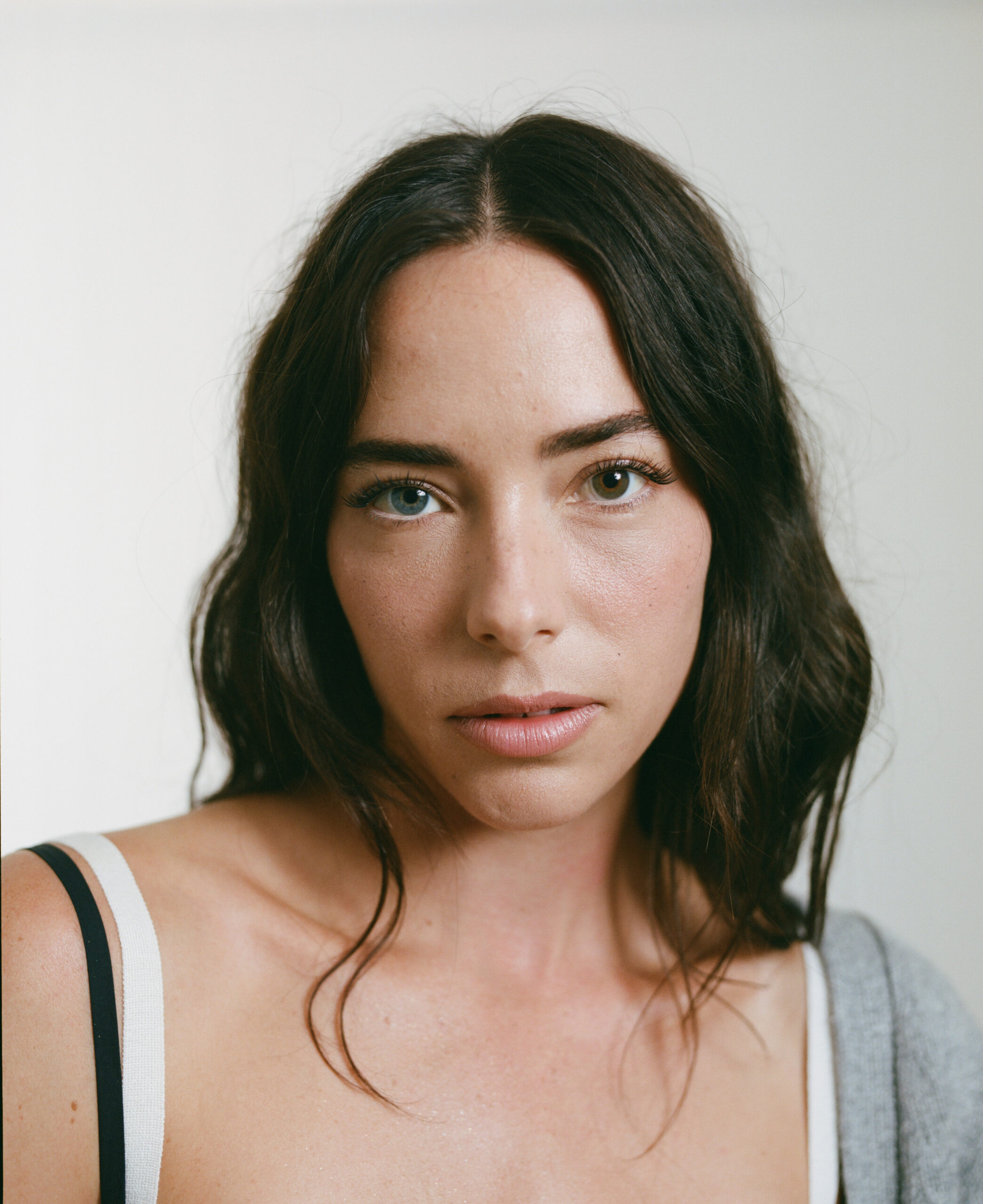 Mariel Molino: Una estrella en ascenso entre dos mundos. - Maple Space