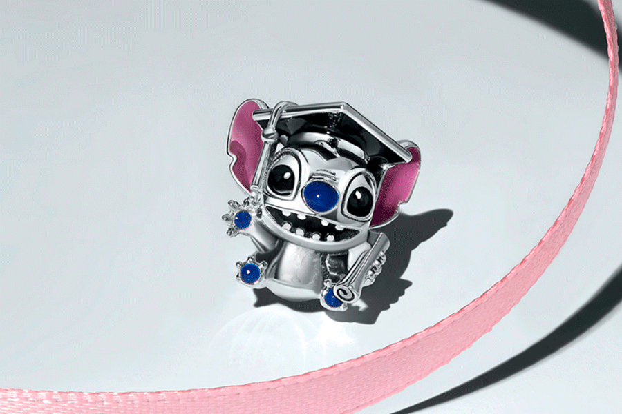 Celebra tu graduación junto a Pandora y sus icónicos charms. - Maple Space